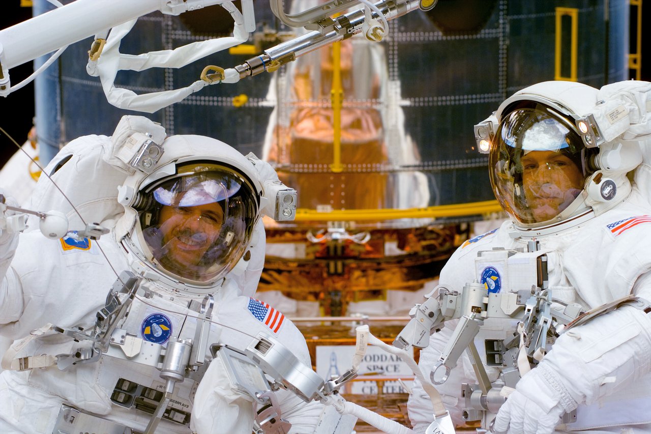 Servicing Hubble | ESO Supernova