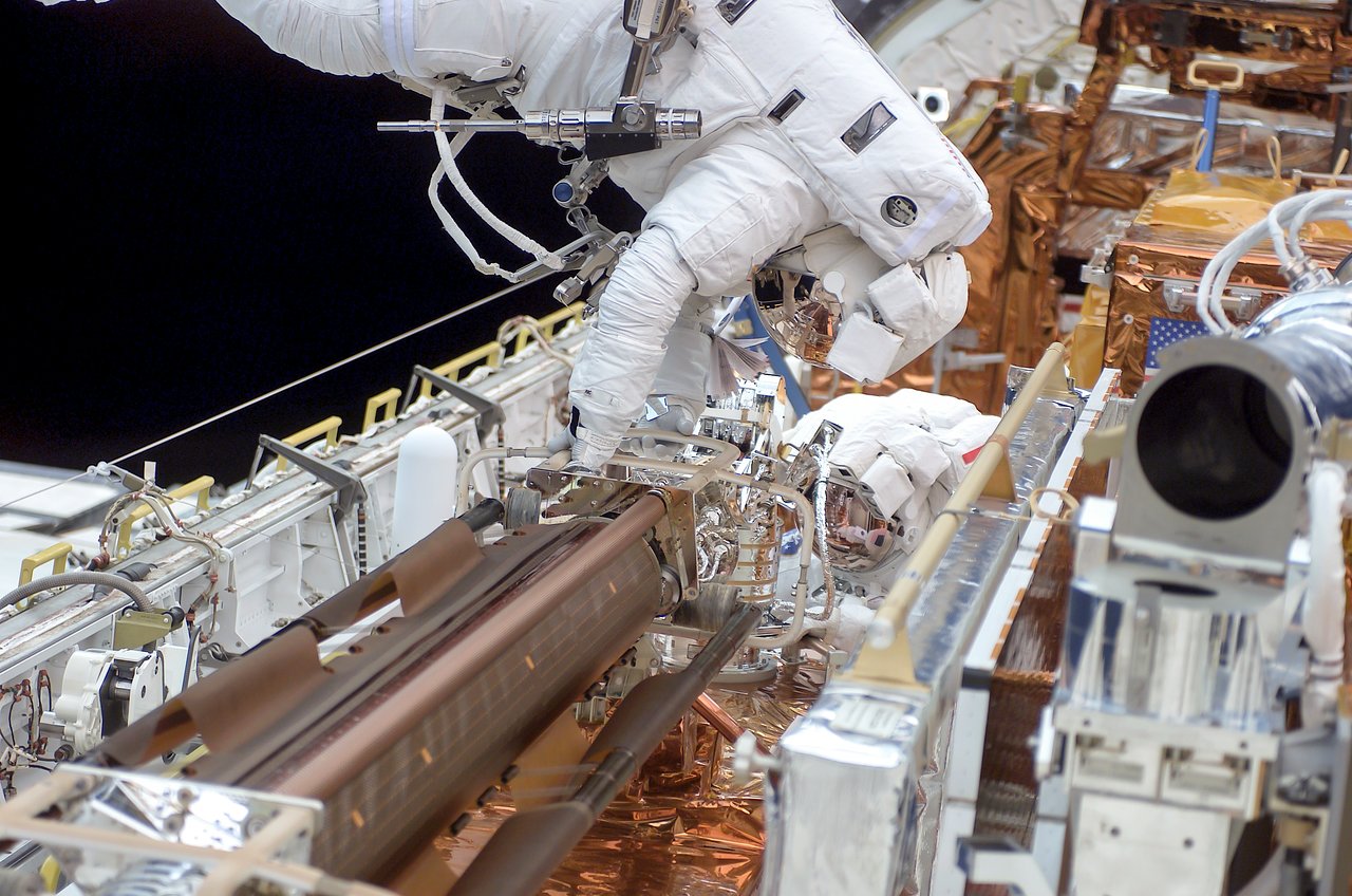 Space walk | ESO Supernova