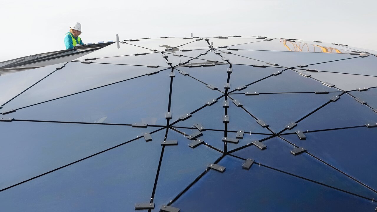 Constructing a star-roof | ESO Supernova