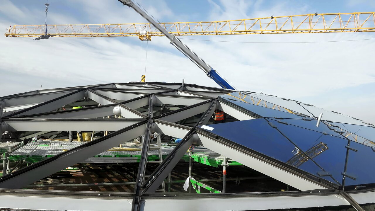 Installing a star-roof | ESO Supernova